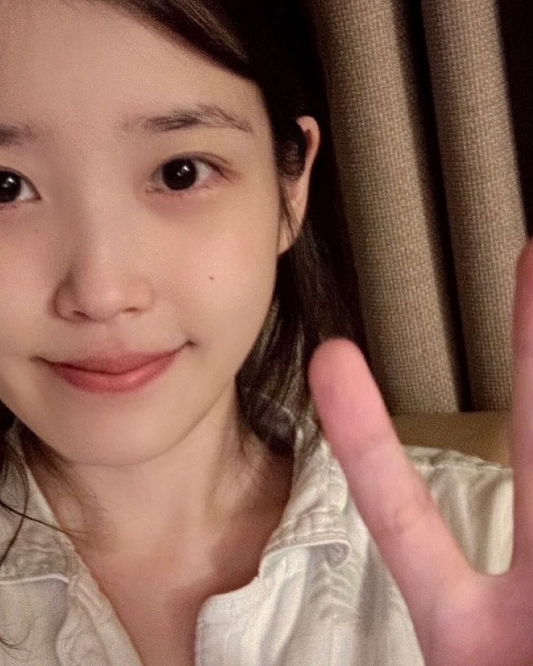 아이유가 민낯 셀카를 올린 이유