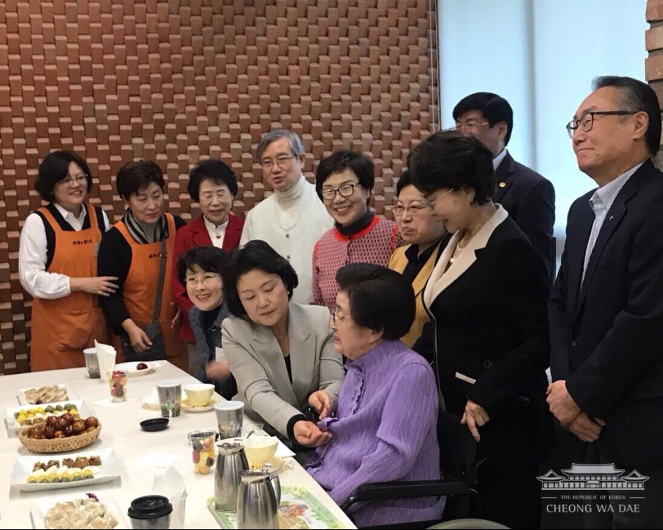 두분의 여사님.. | 정치유머 게시판