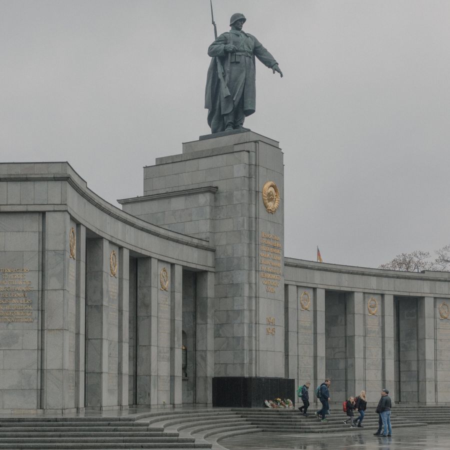 동유럽의 소련 시절 동상이 점점 철거되고 있다던데 | 유머 게시판