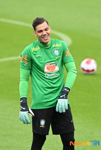 축구) 의외로 2년 연속으로 방한했던 맨시티 골키퍼.jpg | 유머 게시판