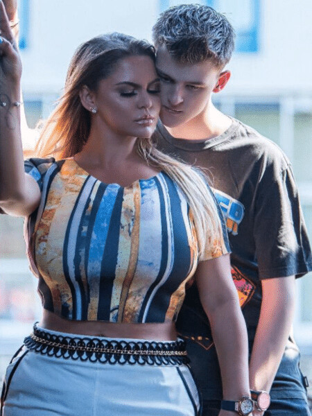 엄마의 누드 사진을 팔아서 화제가 된 온리팬스