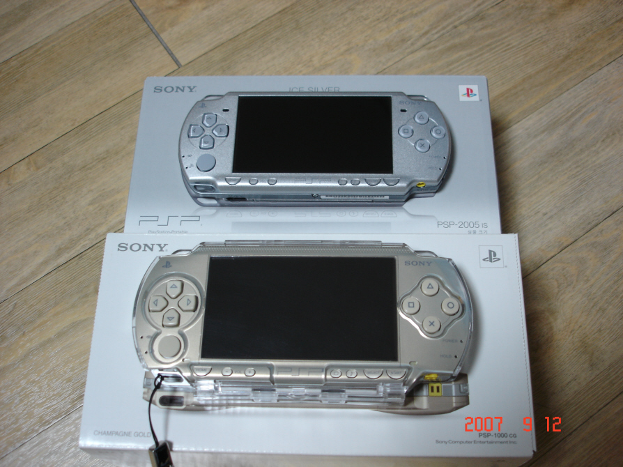 정식발매판 'PSP-2005 IS' (신형PSP아이스실버) 및 가족PSP | 오픈 케이스 갤러리