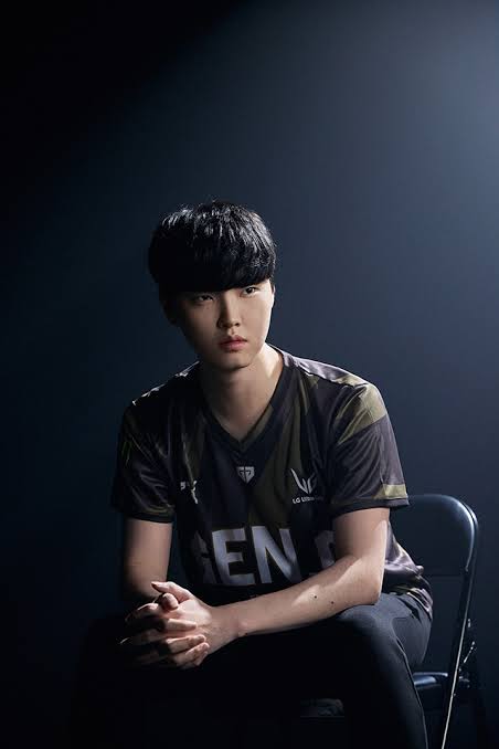 롤야 ㅋㅋ 니지산지라는데가 T1 스폰한다는데 들었냐