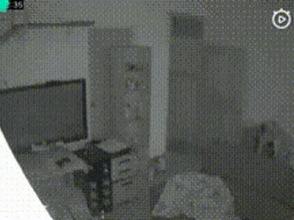 아무도 없는 방에 cctv를 설치했더니 찍힌 것 | 유머 게시판