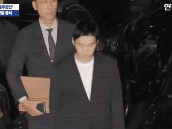 BTS 슈가 경찰서 입갤.gif | 유머 게시판 | RULIWEB