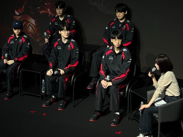 롤) 처음으로 공식석상에 모두 모인 T1 | 유머 게시판 | RULIWEB