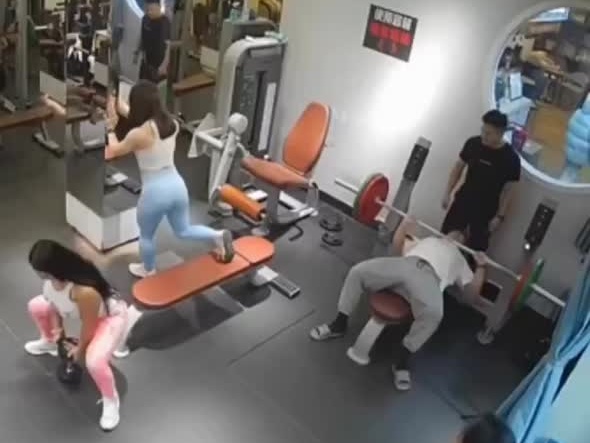 헬스장에서 집중해야 하는 이유 유머 게시판 RULIWEB