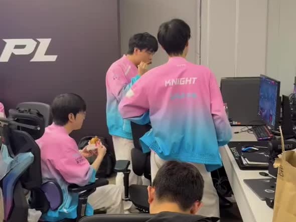 롤T1 KT 관전하는 BLG 선수들