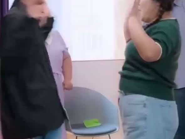 BTS진에게 안길 수 없어 밀어버린 그녀mp4