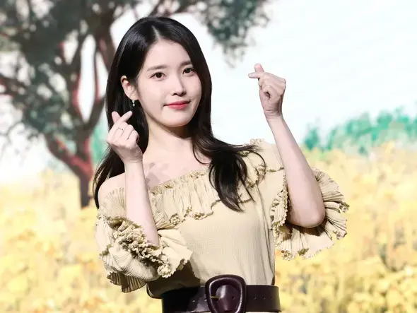 오늘자로 데뷔 17주년을 맞이한 아이유 근황iu